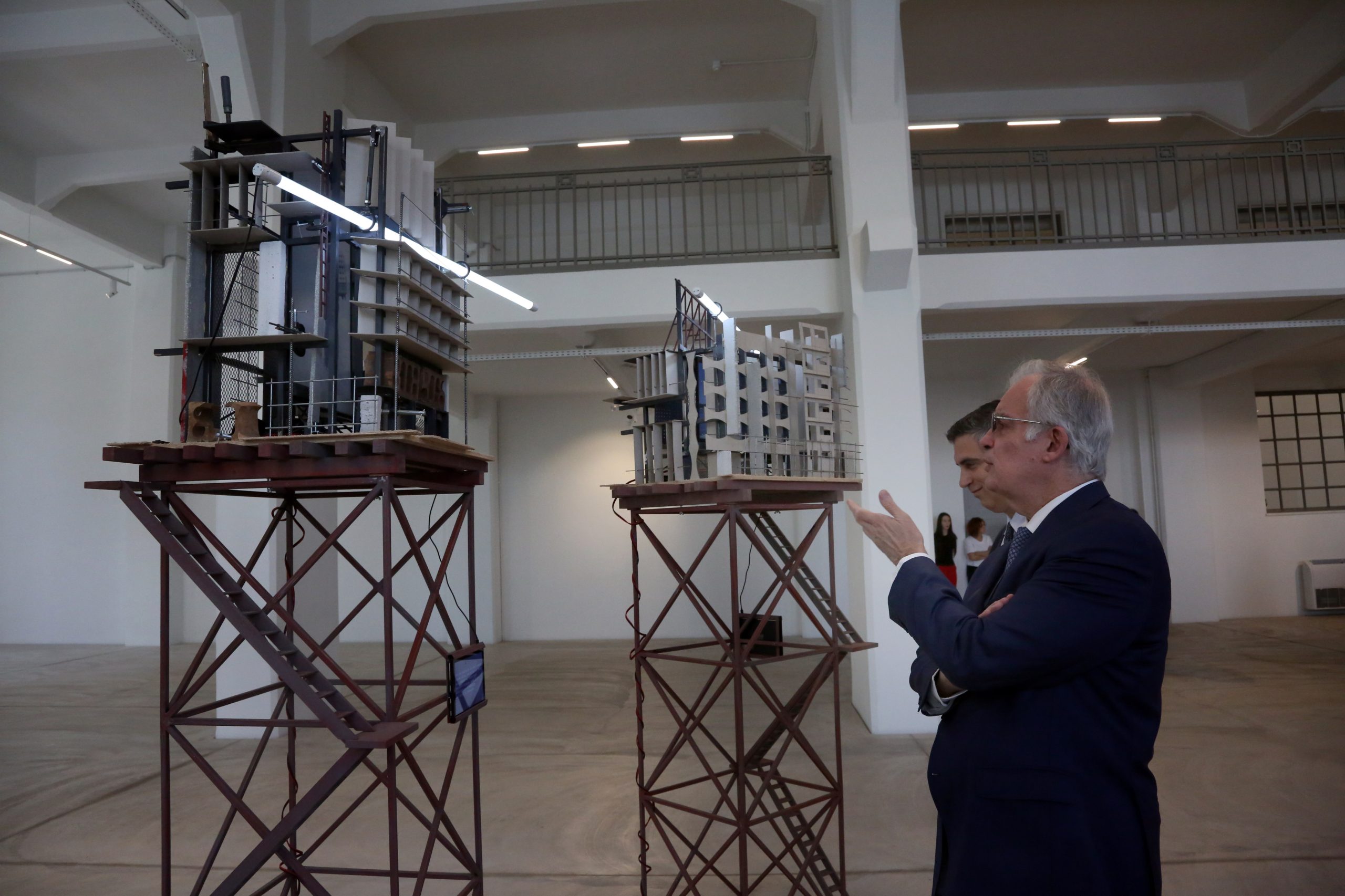 «Spectators in a Ghost City»: Η εικαστική εγκατάσταση στην Αθήνα ...
